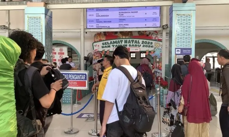 Natal 2025: Stasiun Pasar Senen Dipadati Penumpang