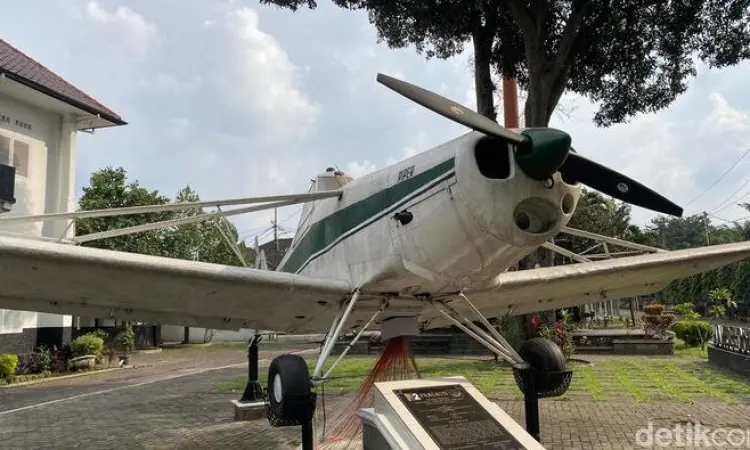 Museum Perkebunan Indonesia I Pajang Pesawat Pertanian Bersejarah Piper ...