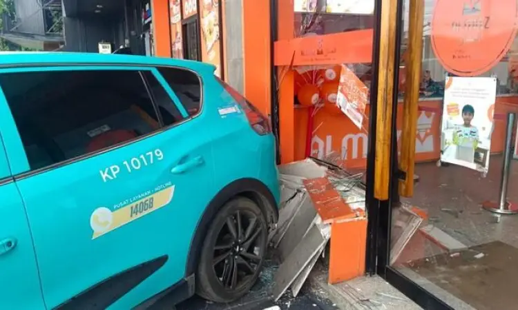 Taksi Listrik VinFast Xanh SM Mundur Tabrak Restoran Ayam Goreng di ...