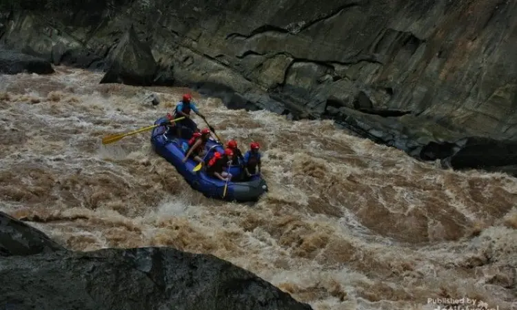 Arungi Sungai Sa'dan: Uji Adrenalin di Jantung Sulawesi