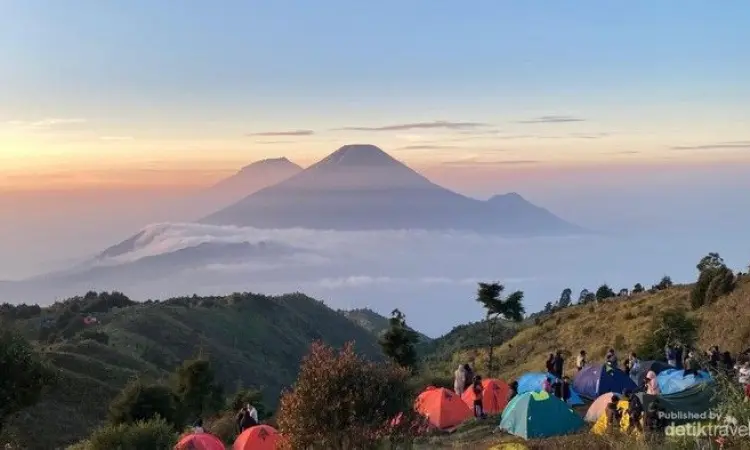 Mendaki Gunung Prau: Keluarga Ini Taklukkan Ketinggian 2.590 Mdpl